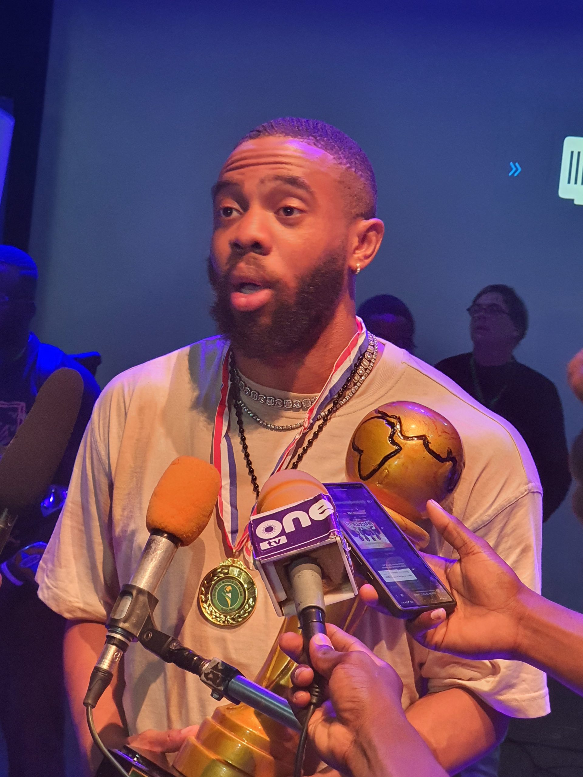 Coupe du Monde de Slam Togo 2024: Le trophée « Liberté d’expression ...